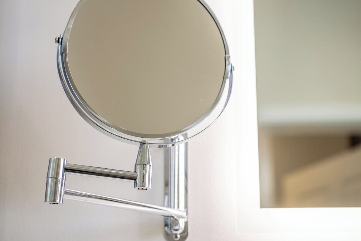 Um polibã, um chuveiro fixo, um secador de cabelo, toalhas fornecidas