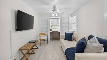 Casa, várias camas, varanda, vista para o jardim (Delray Daydream) | Área de estar