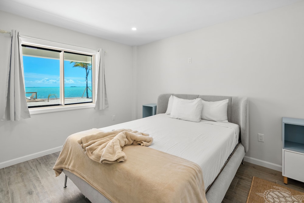 Breezy Dreams, Sleeps 8 - Beach and Dock - Calvin Hill | Vrbo