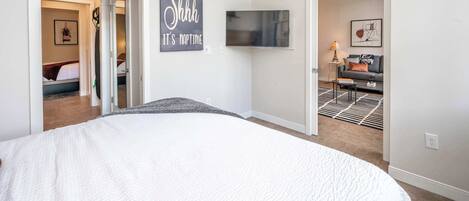 Apartamento, várias camas, cozinha, Vista para a cidade (The 333 Suites 301) | 2 quartos, com decoração personalizada, com mobília individualizada