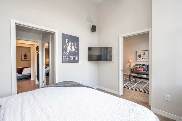 Apartamento, várias camas, cozinha, Vista para a cidade (The 333 Suites 301) | 2 quartos, com decoração personalizada, com mobília individualizada 