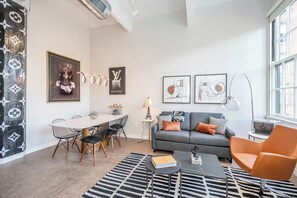 Apartamento, várias camas, cozinha, Vista para a cidade (The 333 Suites 301) | Sala de estar