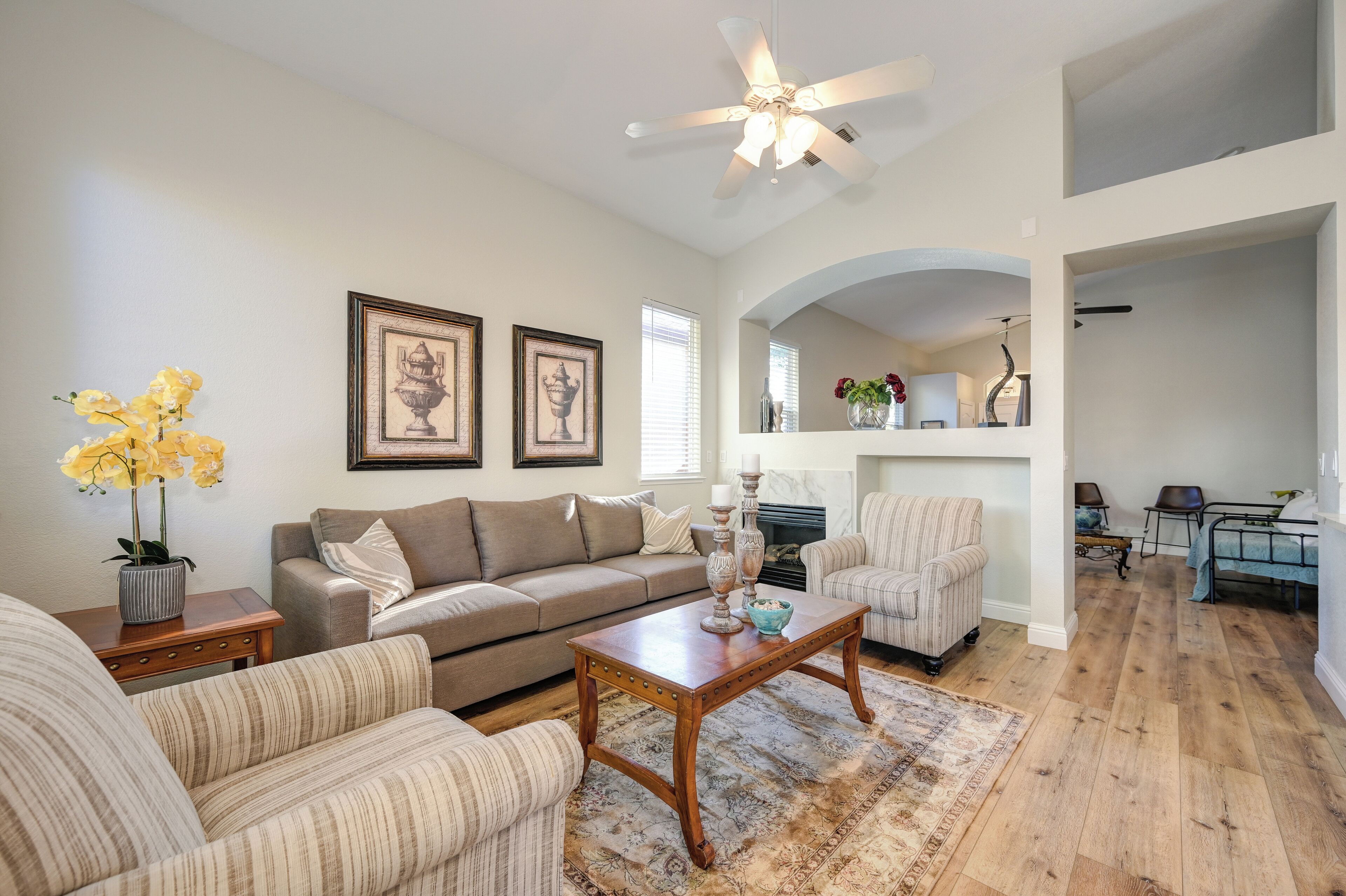 Cozy & Bright Family Retreat W/private Yard - Folsom, CA