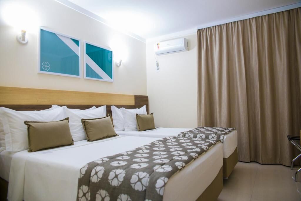 Quarto Triplo Standard | Cofre no quarto, secretária 