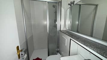 Quarto Básico | Casa de banho | Um polibã, um secador de cabelo, toalhas fornecidas, sabão