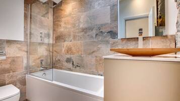 Casa Comfort, várias camas, aceitam-se animais de estimação, vista para o jardim | Casa de banho