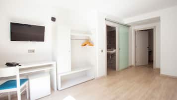Quarto moderno e minimalista com escrivaninha, cadeira e guarda-roupa com prateleira suspensa.