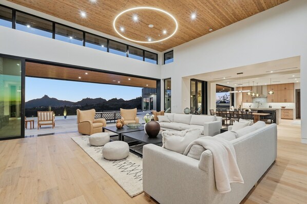 Experience Scottsdale Luxury Living I Brand-New 5BR Modern Custom ...