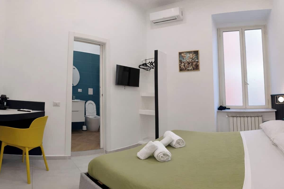 Quarto casal clássico, vista para a cidade | Cofres nos quartos, quartos à prova de som, Wi-Fi de cortesia