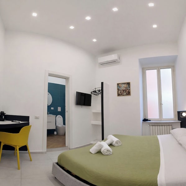 Quarto casal clássico, vista para a cidade | Cofres nos quartos, quartos à prova de som, Wi-Fi de cortesia