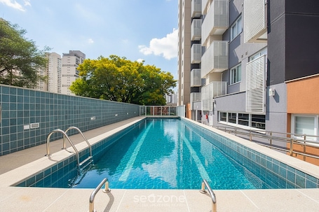 Estúdio | Piscina | Piscina externa. Your Complete Stay in a Building With a Pool and gym in the Best Location in Sao Paulo - Cars
