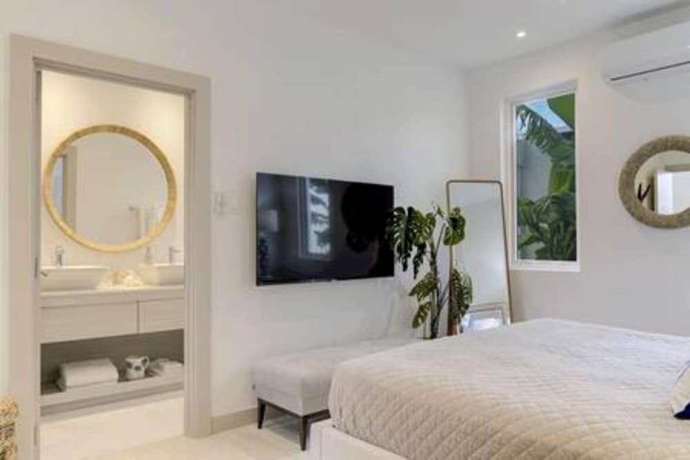 7 Porters Place - The White House on Mango Drive - Porters | Vrbo