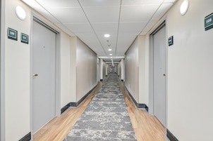 Um corredor de hotel com portas numeradas 109, 111 e 108.