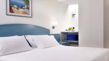 Minibar, cofre no quarto, secretária, despertadores