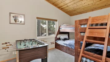 Cabine, várias camas, banheira de hidromassagem grande (2581) | Vista do quarto