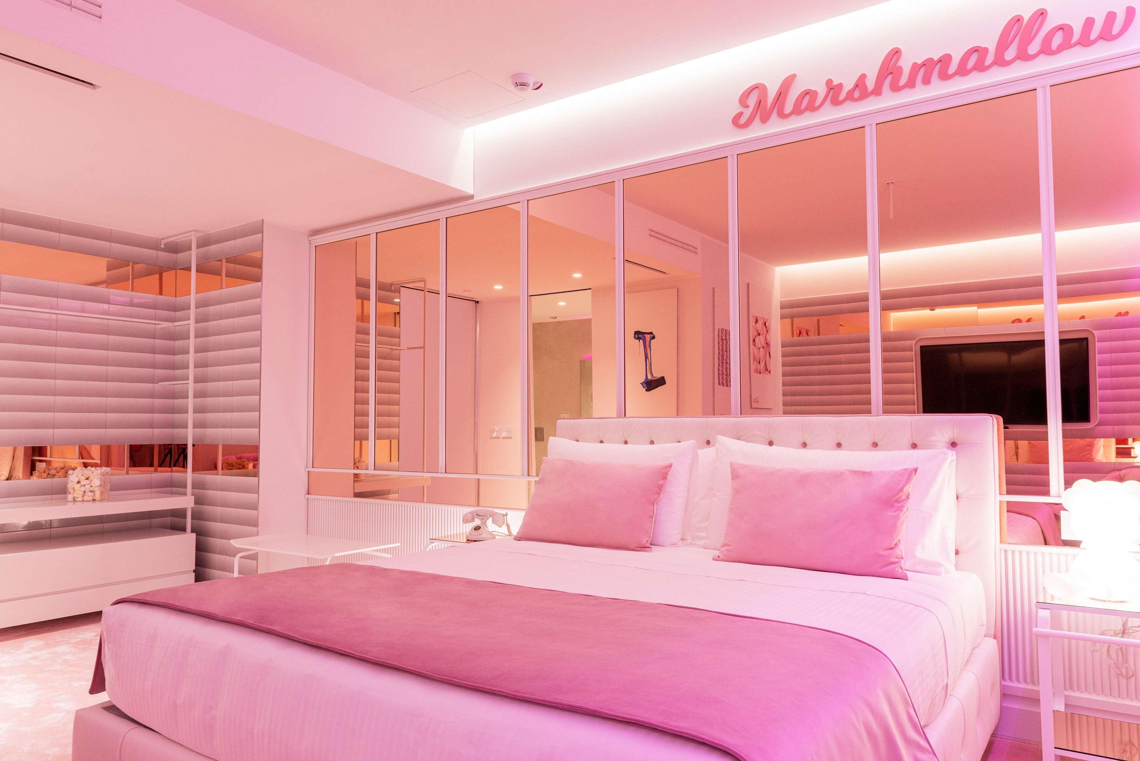 Quarto moderno com uma cama grande, uma toucador e um espelho.