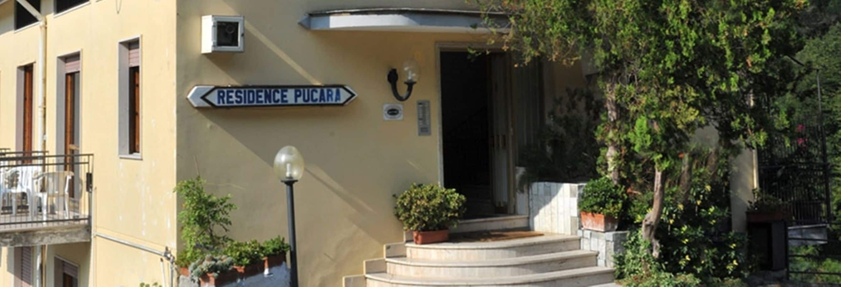 Um edifício com uma placa indicando 'RESIDENCE PUCARA'.