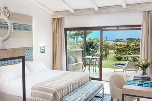 Quarto de hotel com uma cama, uma secretária e vista para o exterior.
