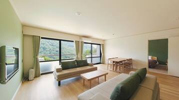 Quarto Deluxe, varanda, vista para a montanha | Cofre no quarto, Wi-fi grátis