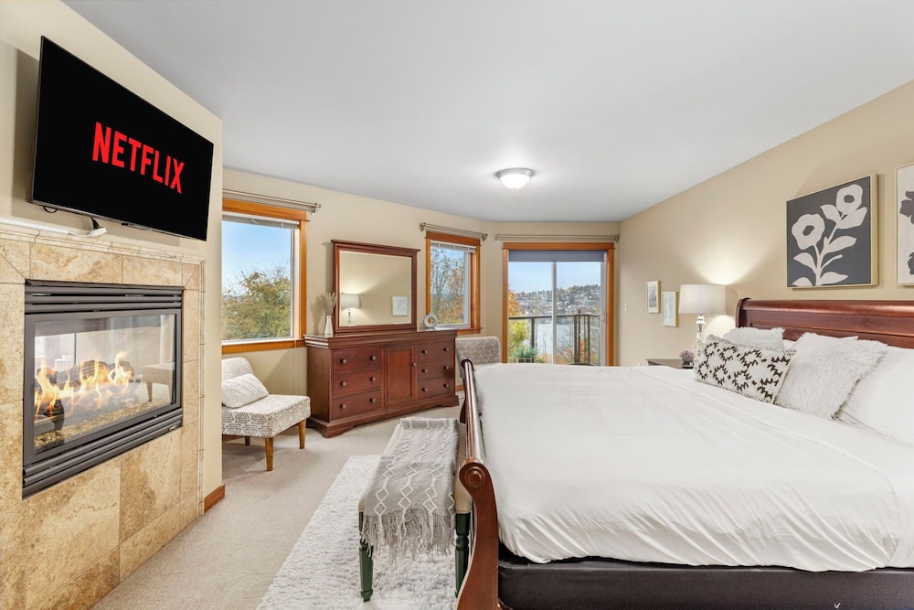 Spacious Seattle Retreat - Sleeps 17 Great For Groups! - Seattle | Vrbo