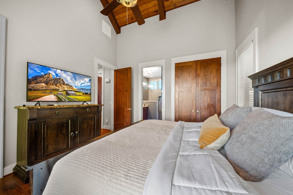Resort Home–Scenic Views-Whispering Ridge Estate - Deep Gap | Vrbo
