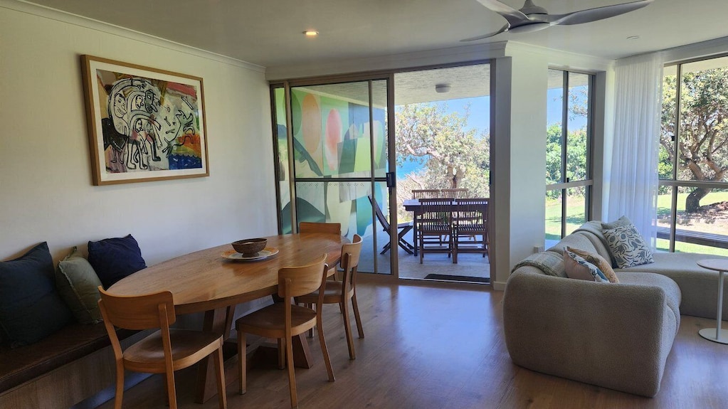 Deluxe Beach Apartment - 3 Bedrooms - North Stradbroke Island