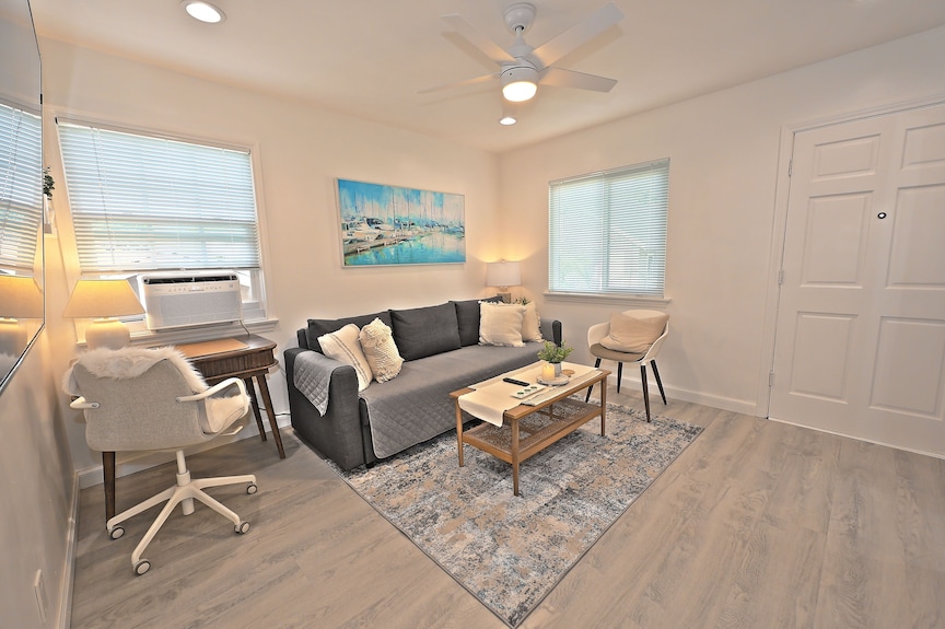 Uptown Whittier Modern Comfort 1-br, Nearby Disneyland, Knotts Berry - 惠提爾