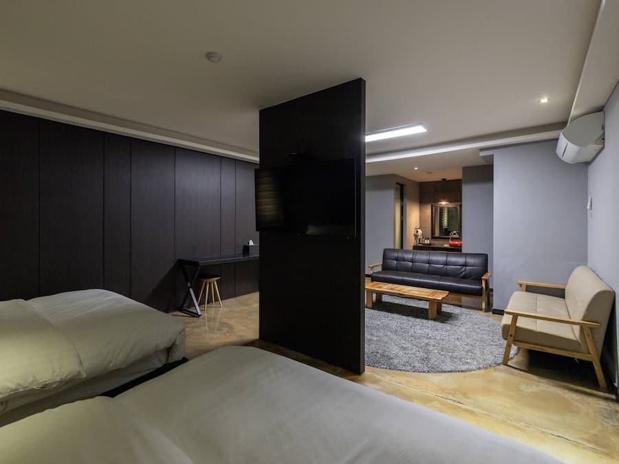 Quarto (VIP) | Roupa hipoalergénica, com decoração personalizada, secretária
