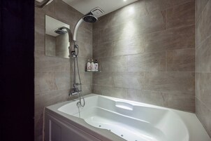 Quarto (VIP) | Banheira de hidromassagem particular