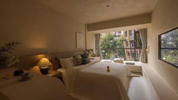 Quarto Duplo Standard, vista para o pátio | Secretária adequada para computadores portáteis