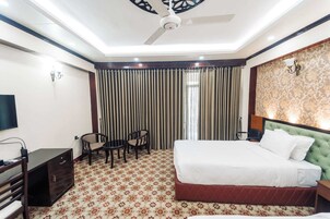 Quarto Duplo Deluxe, vista para o jardim | Casa de banho | Artigos de higiene pessoal grátis, toalhas fornecidas, sabão, champô 