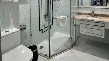 Quarto Duplo Deluxe, Vista para a cidade | Casa de banho | Uma banheira, artigos de higiene pessoal grátis, um secador de cabelo