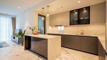 Suíte presidencial, 2 quartos, acesso ao Club Lounge, vista para a cidade | Cozinha privada | Geladeira grande, micro-ondas, fogão, cooktop