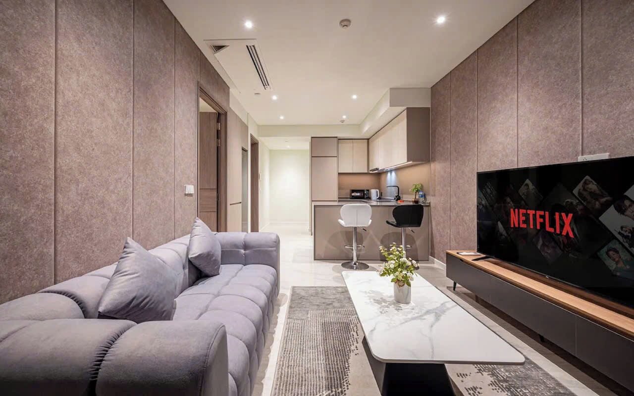 Quarto grand, 1 quarto, acesso ao Club Lounge, vista para o rio | Área de estar | Smart TV 65 polegadas com canais a cabo, lareira, Netflix