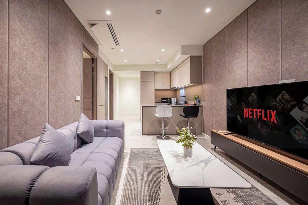 Quarto grand, 1 quarto, acesso ao Club Lounge, vista para o rio | Área de estar | Smart TV 65 polegadas com canais a cabo, lareira, Netflix