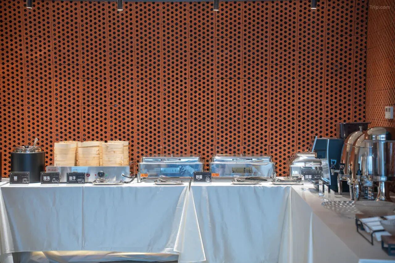 Café da manhã com buffet grátis todos os dias