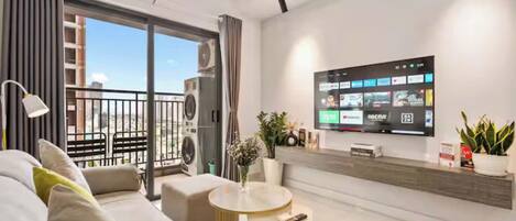 Suite Familiar, 3 quartos, acesso ao Club Lounge, Vista para a cidade | Sala de estar | Smart TV de 65 de polegadas com canais por cabo, lareira, Netflix