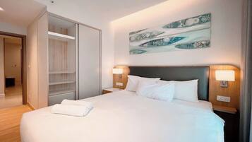 Suite Presidencial, 2 quartos, acesso ao Club Lounge, Vista para a cidade | Lençóis de algodão egípcio, roupa de alta qualidade, edredões de penas