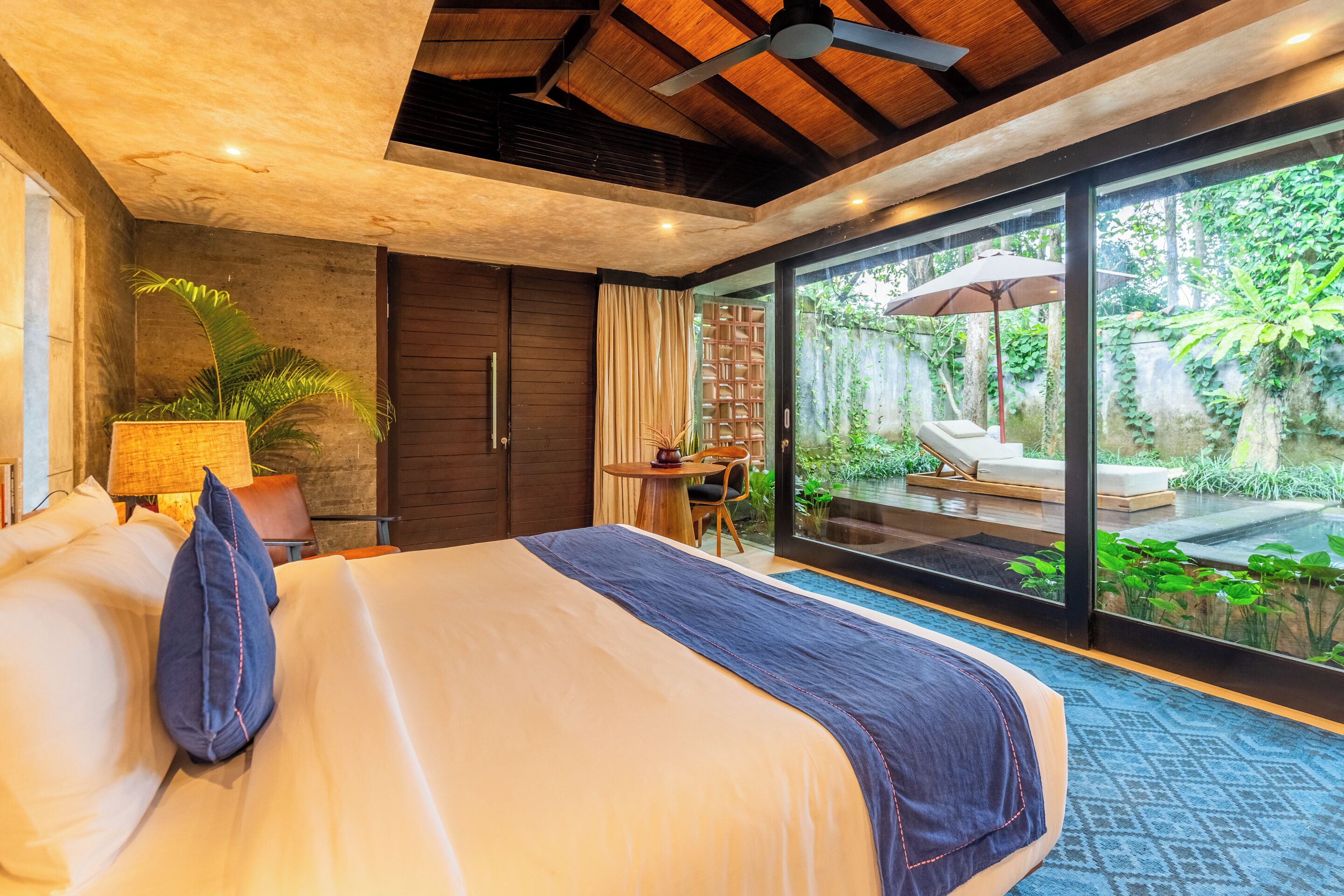 Quarto luxo, sacada, vista para a piscina | Cofres nos quartos, Wi-Fi de cortesia