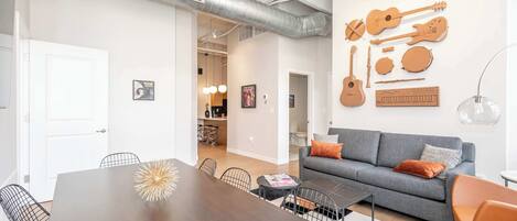 Apartamento, várias camas, cozinha, Vista para a cidade (The 333 Suites 303) | Interior