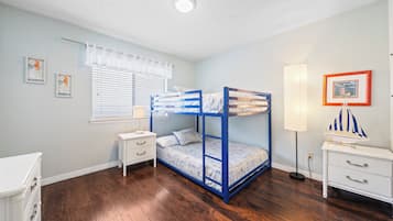 Condo com design assinado, 2 quartos, sacada | Individualmente decorados, individualmente mobiliados