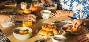 Pequeno-almoço tipo buffet diário (13 EUR por pessoa) 