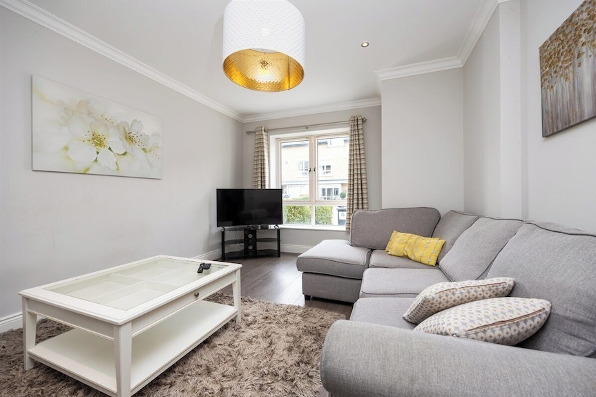 Spacious 5-bed Coastal Retreat With Parking & Garden Near Dublin City - Dublin Airport (DUB)