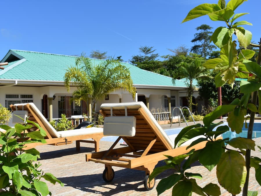 Piscina externa, funciona das 9h às 16h, guarda-sóis, espreguiçadeiras