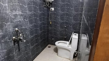 Um polibã, um chuveiro fixo, artigos de higiene pessoal grátis