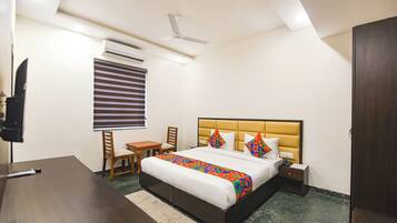 Quarto Deluxe | Lençóis de algodão egípcio, roupa de alta qualidade, cofre no quarto