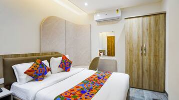 Quarto Deluxe | Lençóis de algodão egípcio, roupa de alta qualidade, cofre no quarto