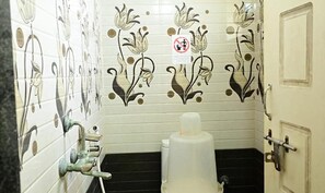 Um polibã, um chuveiro fixo, artigos de higiene pessoal grátis