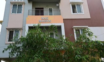 Um edifício de vários andares com uma placa indicando