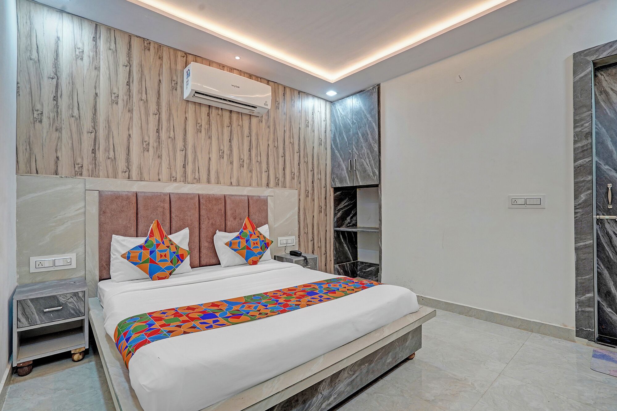 Quarto Premium | Lençóis de algodão egípcio, roupa de alta qualidade, cofre no quarto 